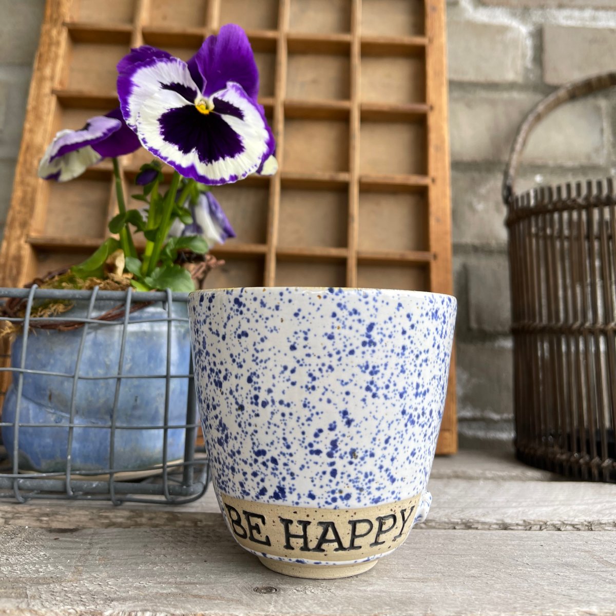 “Be happy” kop - Kopper med tekst - Wessbergkeramik.dk